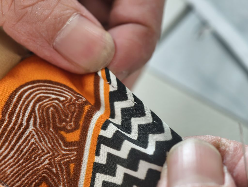 The best Hand-rolled hemming guide: 10 steps for a scarf