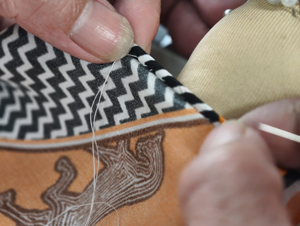 The best Hand-rolled hemming guide: 10 steps for a scarf