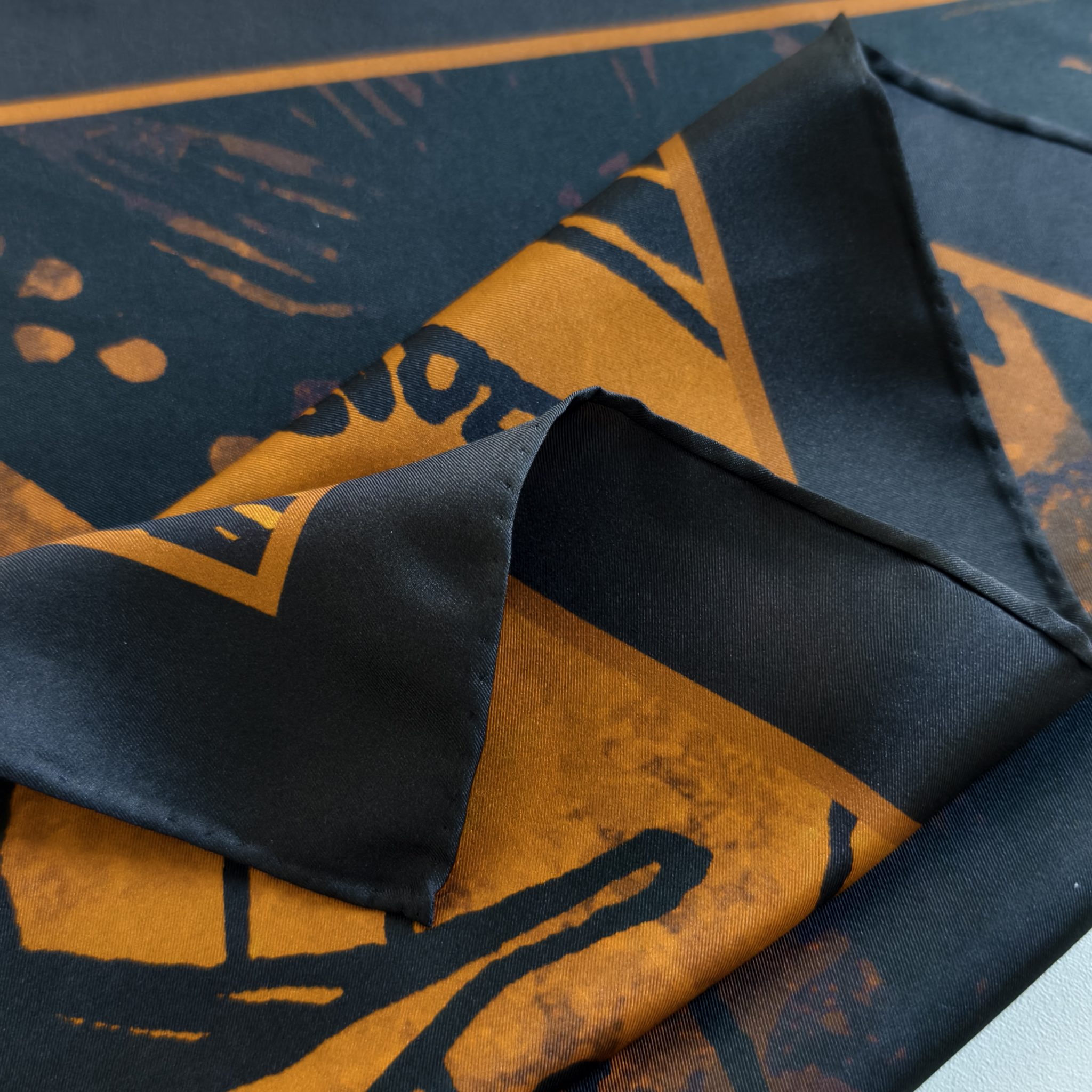 The best Hand-rolled hemming guide: 10 steps for a scarf